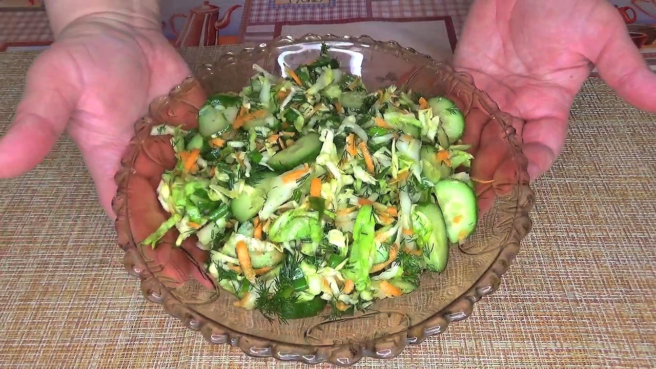 Супер простой салат из молодой капусты, моркови и свежего огурца. Овощной салат стройности