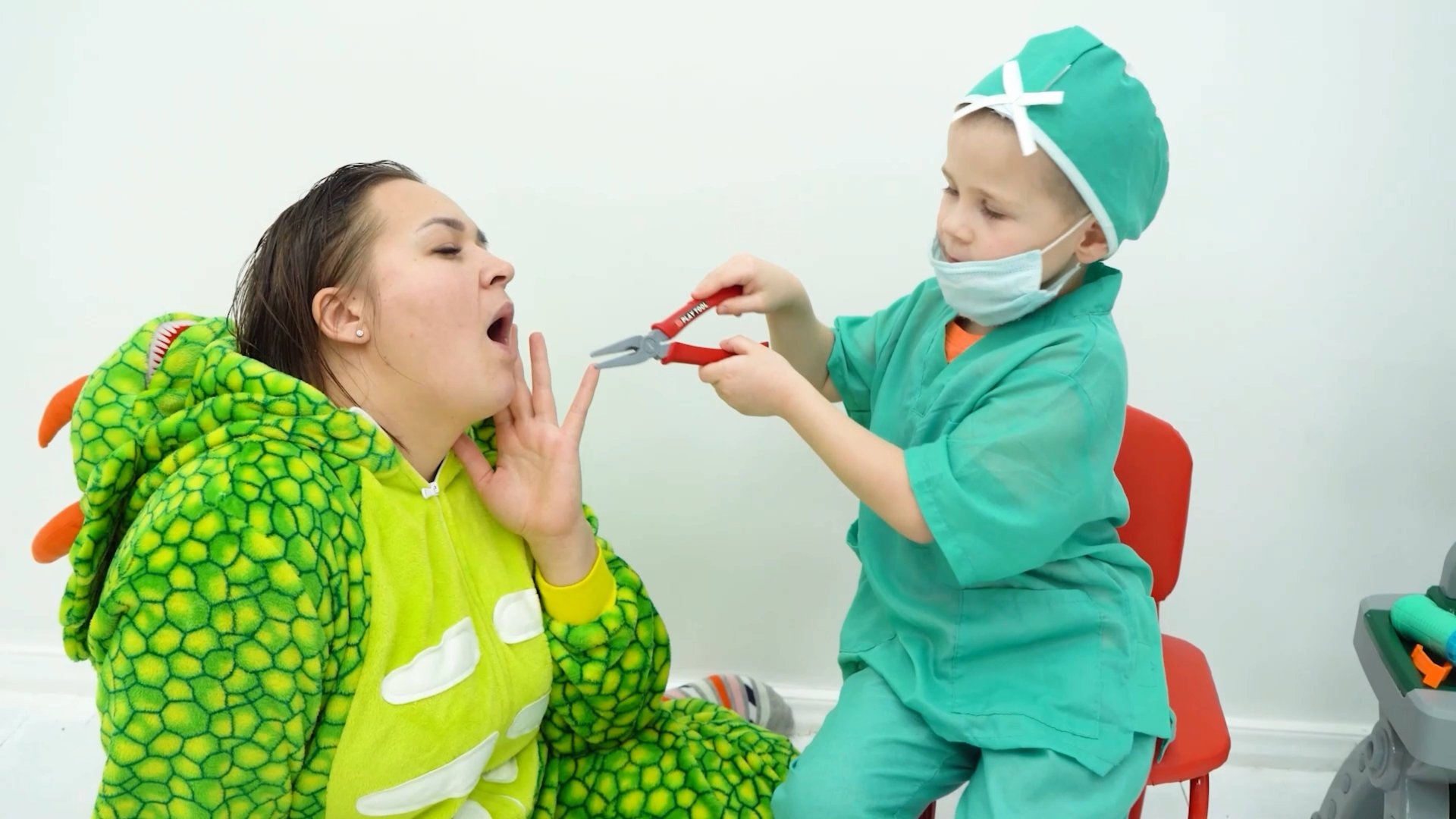 Мам лечим зубы после конфет у стоматолога пришла в кабинет врача