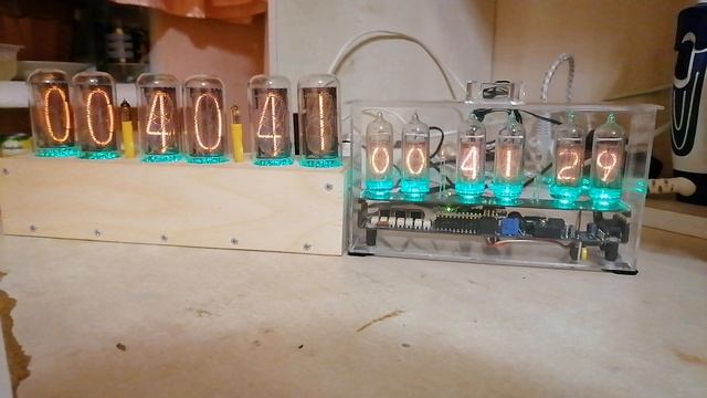 Часы на ИН-18 и ИН-14 в корпуса оформил, сравнение размеров.