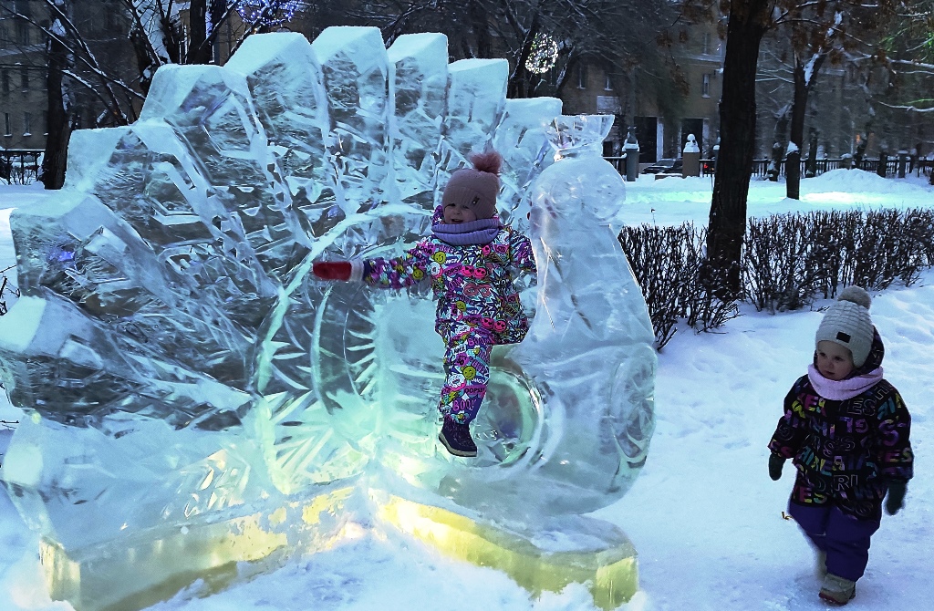 Free-time в Сквере Металлургов или венец «Cталинского ампира». Новогодняя прогулка.