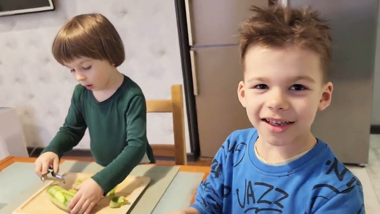 ВОТ ЭТО СЫНОВЬЯ: ВСЕГО 4 И 6 ЛЕТ, А УЖЕ САМИ ГОТОВЯТ, САМИ ПЕКУТ. семейный влог