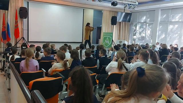 Скрипач-виртуоз Вардан Маркос в гимназии № 13 "Академ" г.Красноярск