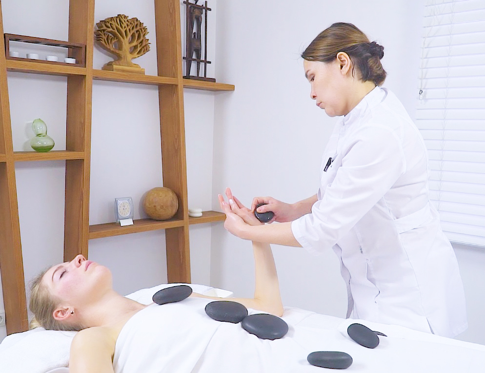 Стоунтерапия - расслабляющий массаж теплыми природными камнями