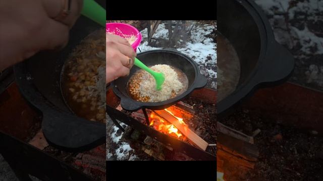 Готовим плов из баранины на костре .