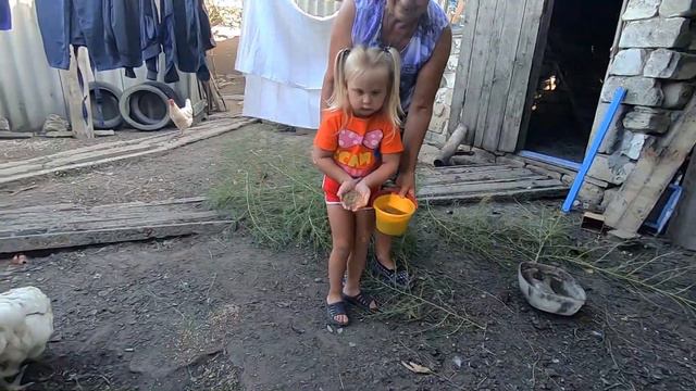 Крым 2020.Маленькая я.В деревне у бабушки. Кормим курочек🐔🐔🐔