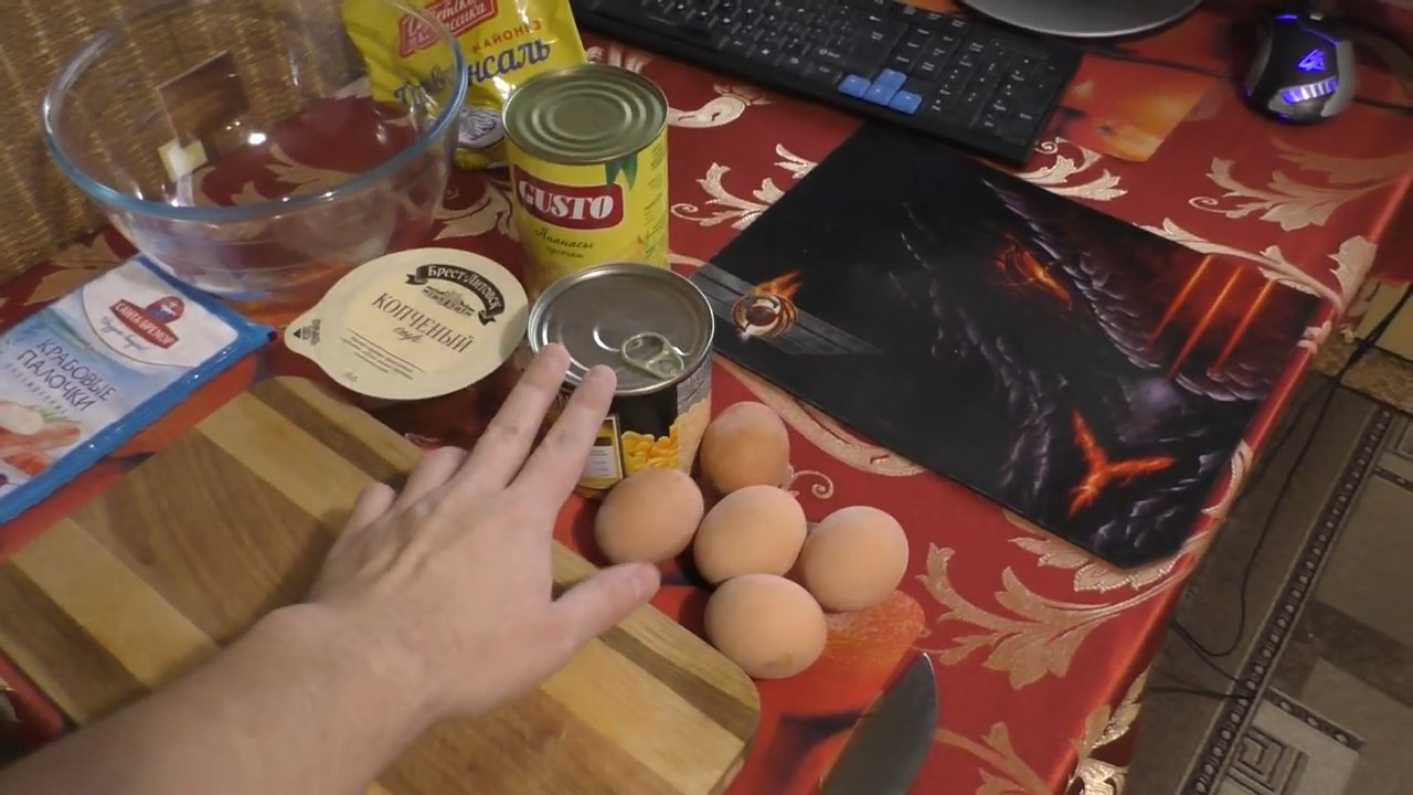 Готовим вместе: Оригинальный салат. "Крабовые" палочки, ананас, сыр, яйца