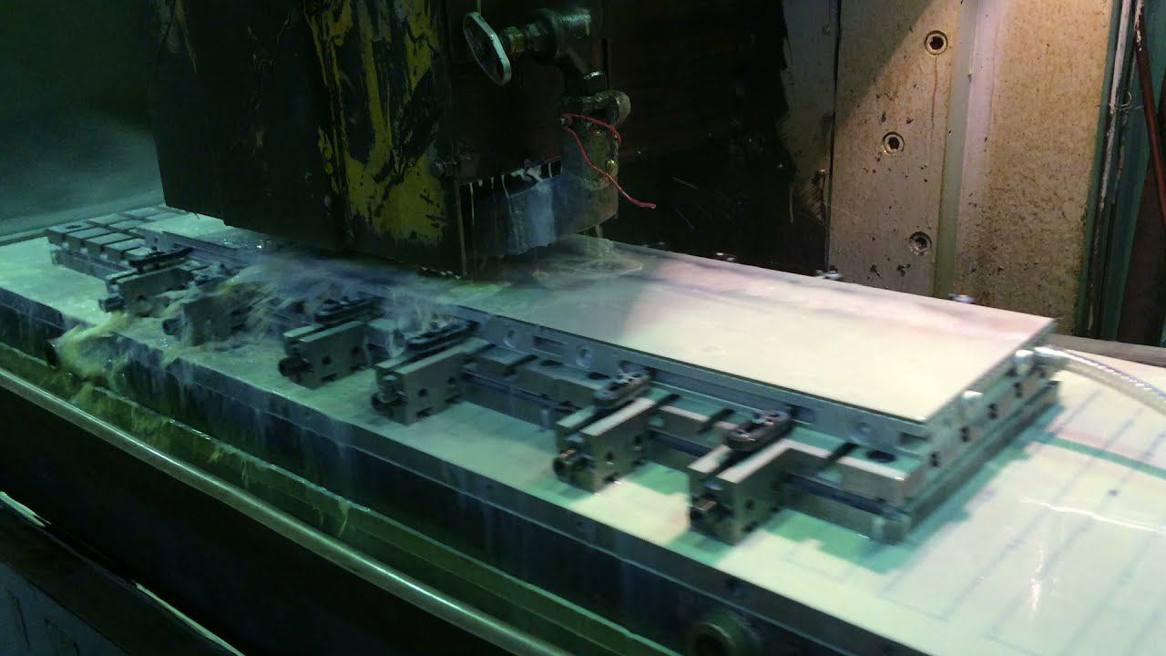 Шлифовка габаритных листов титана на вакуумном столе с использованием СОЖ