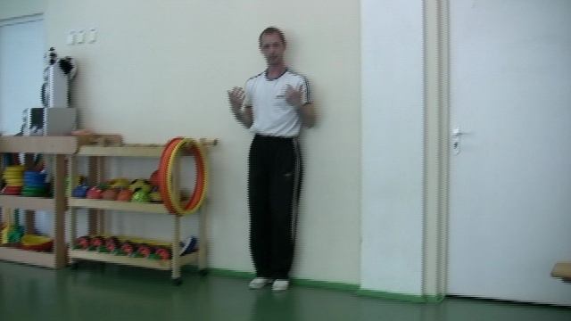 Упражнение на улучшение осанки у стены