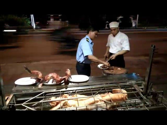 Жареный  крокодил. А на столе жаренный питон.