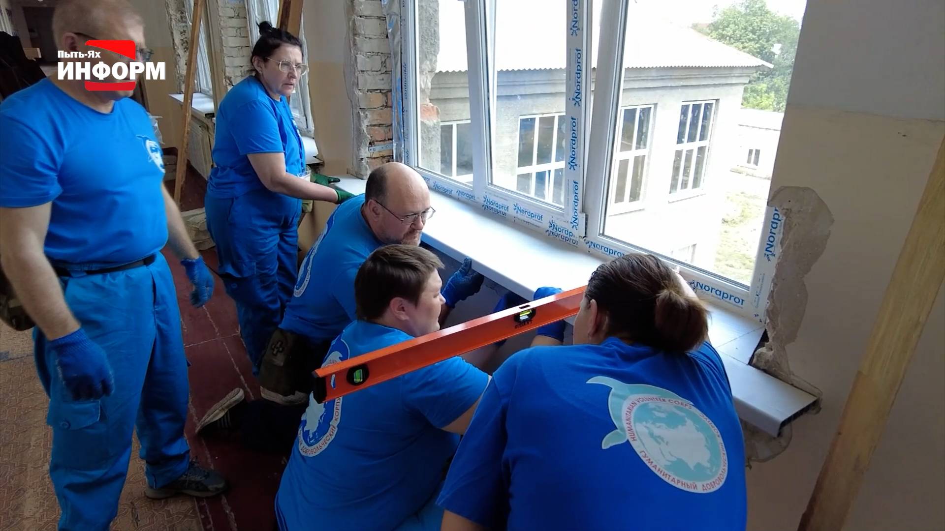 Югорчане восстанавливают школы в Ясиноватой