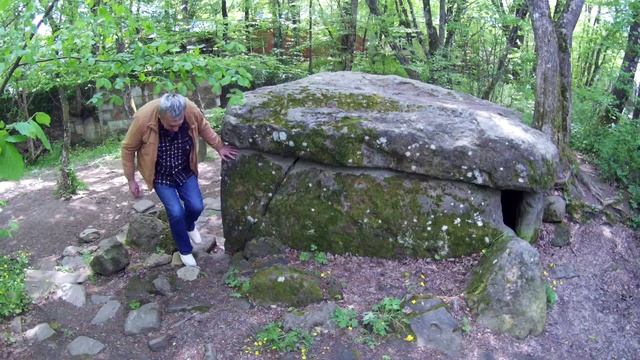 Широкая щель. Дольмен