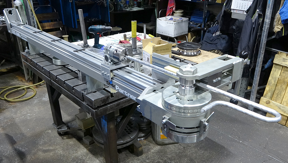 Гибка алюминиевого прутка D 15 мм на ручном трубогибе PARTNER производства БМК