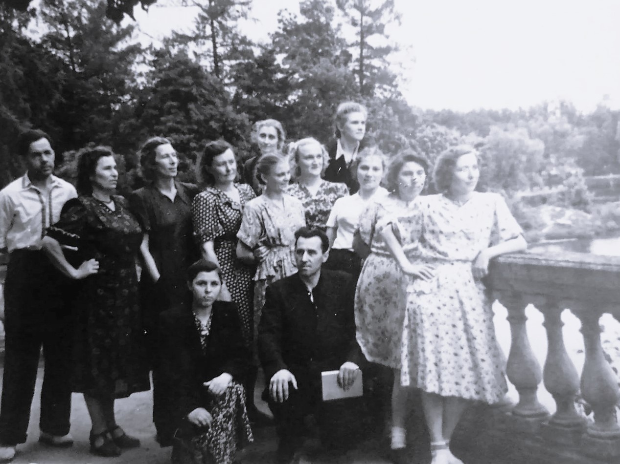 "ОСТАЛСЯ ОБРАЗ ТВОЙ"... (Фото сообщества "Питер - Взгляд назад"), музыка рок-группы "Лунный пёс")