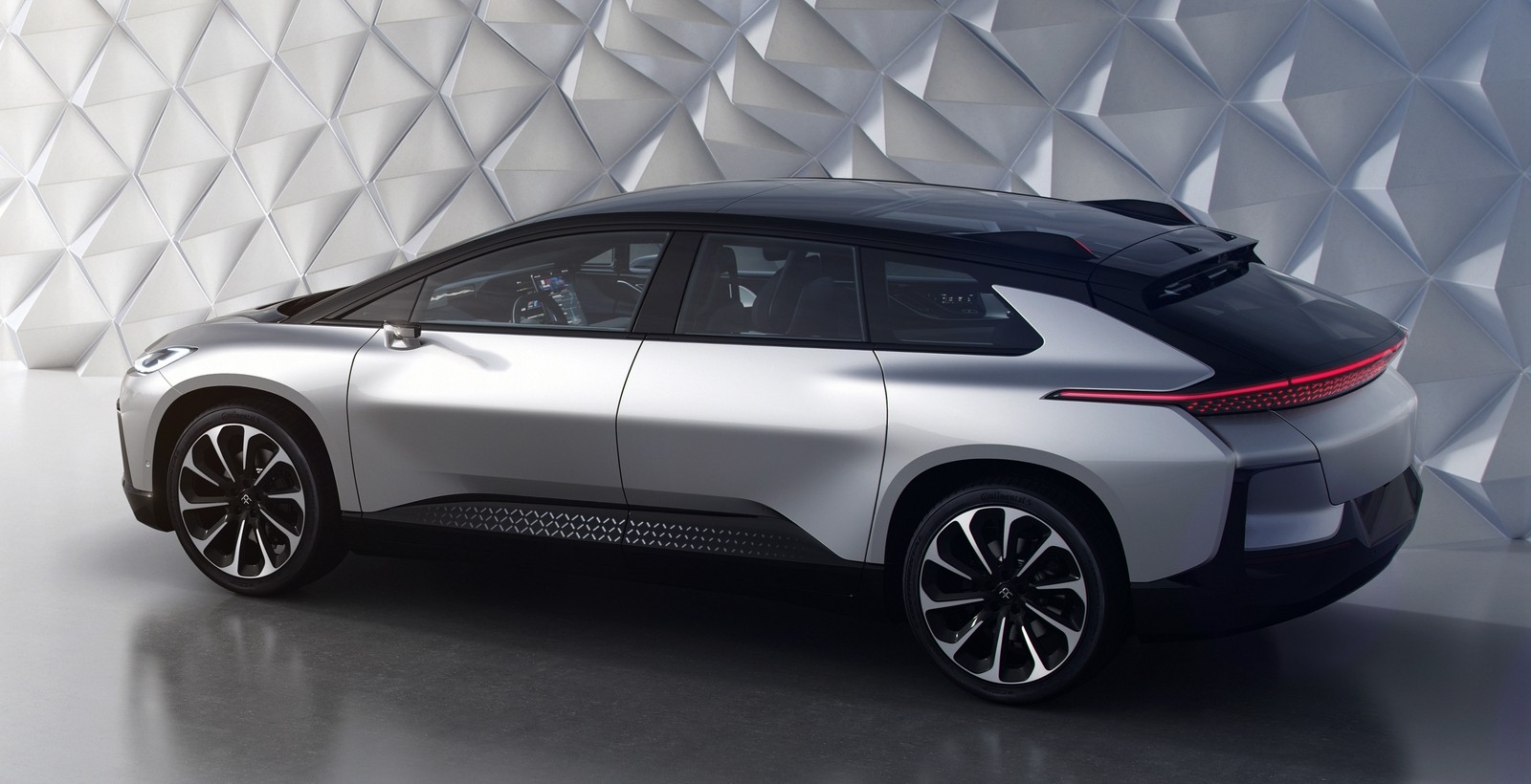 Faraday Future FF 91 Электромобиль образца 2018 достижение скорости 100 км за 2,40 сек