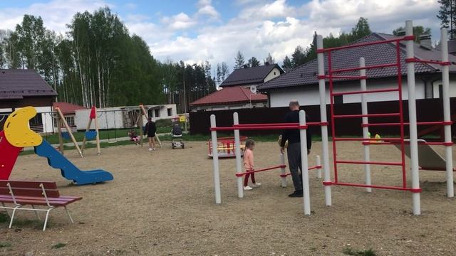 Коттеджный поселок "Заповедник" Екатеринбург. Детская площадка в коттеджном поселке