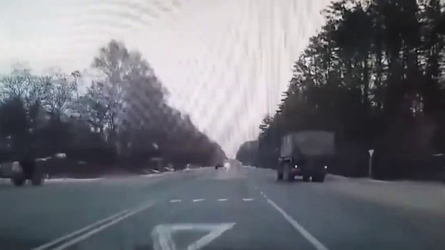 БТР-82А армии России мчится по дороге, сметая огнём военную технику ВСУ.