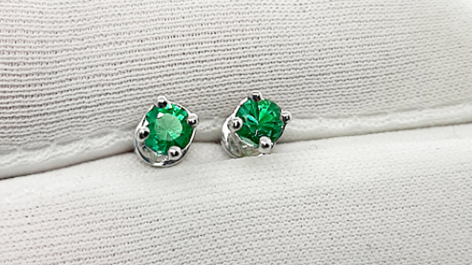 Золотые пусеты с изумрудами