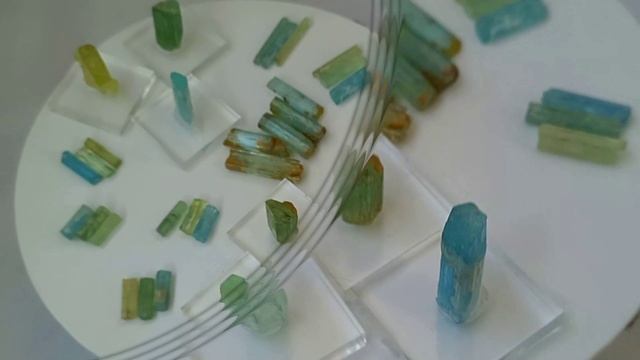 Природные кристалла аквамарина, берилла и гелиодора