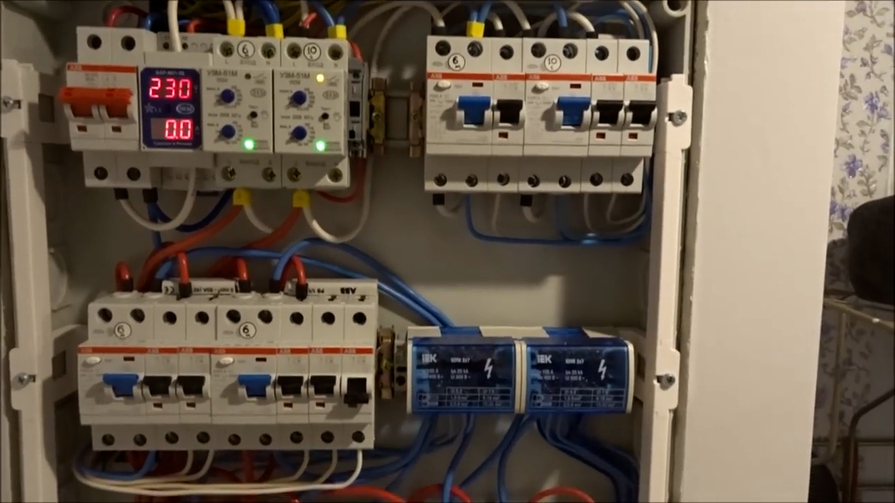Распределительный щит в квартире с двумя УЗМками.
