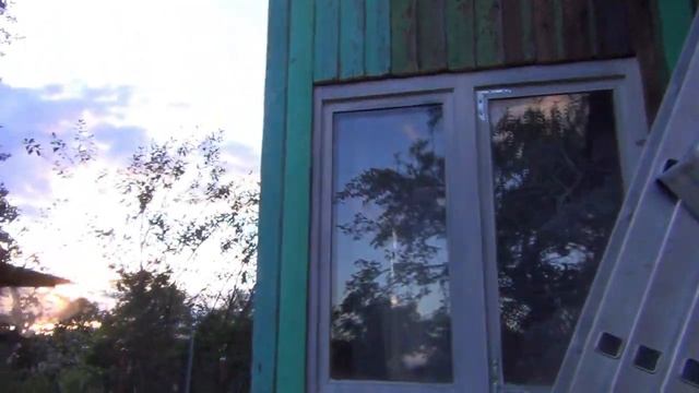 Подшиваю потолок вагонкой ПВХ. Устанавливаю окна. Обзор огорода.