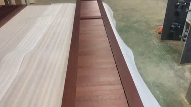 Сборка жалюзийного фасада. Корпус МДФ Шпон, вставки из массива дуба под морилкой