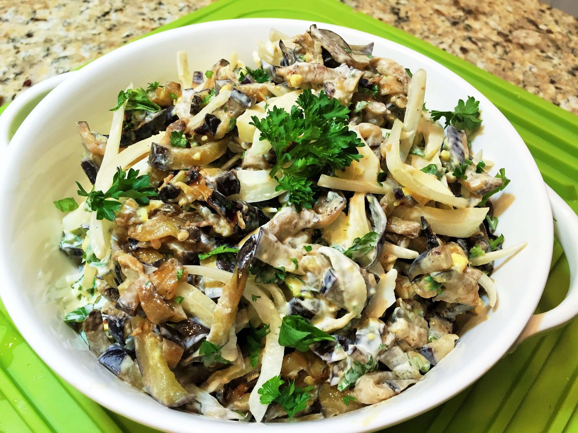 ВКУСНЫЙ И СЫТНЫЙ САЛАТ С ЖАРЕНЫМИ БАКЛАЖАНАМИ.