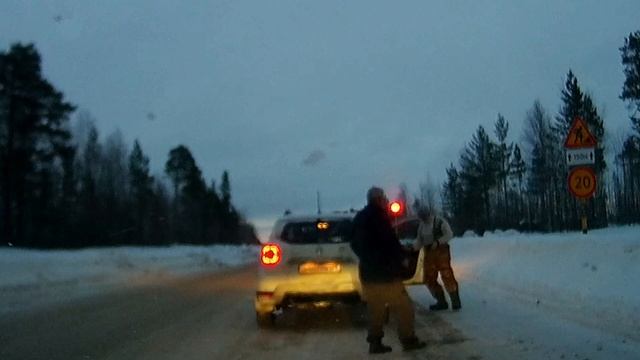 Ребята с рыбалки...танец у светофора. Дорога с Онеги. 23.02.2022.