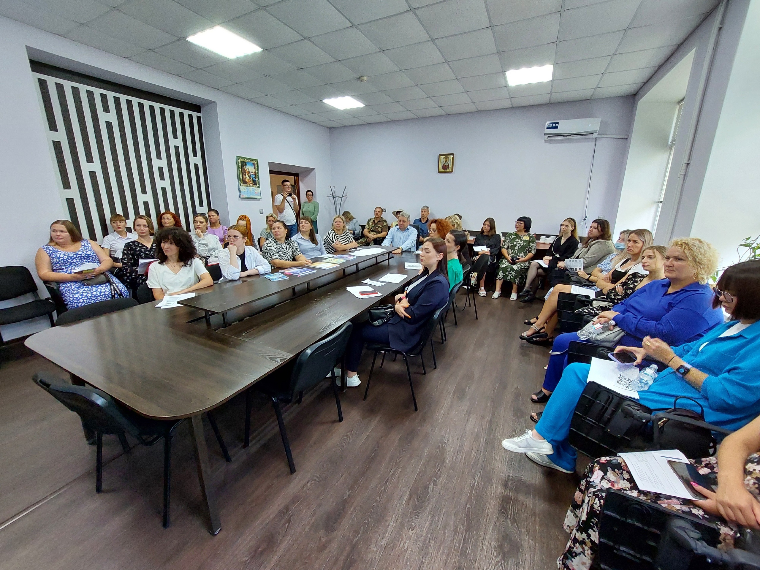 ? Сюжет: "Педагогическая экскурсия «РОДИТЕЛЬ-ПАРАПЕДАГОГ - РЕСУРС ДЛЯ РЕБЁНКА» в РРЦ РАС ТМНР"