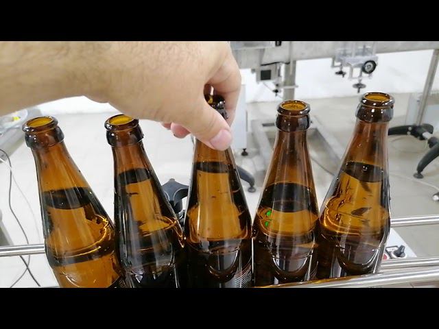 Наклеивание этикетки на бутылку пива с роликовой обкаткой - EtiKon.ru