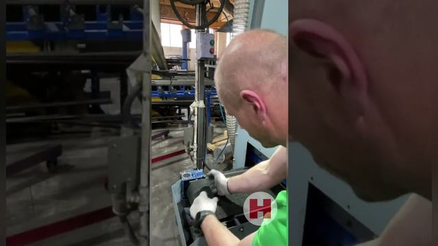 Удаление наплыва металла с заготовки после лазерной резки.