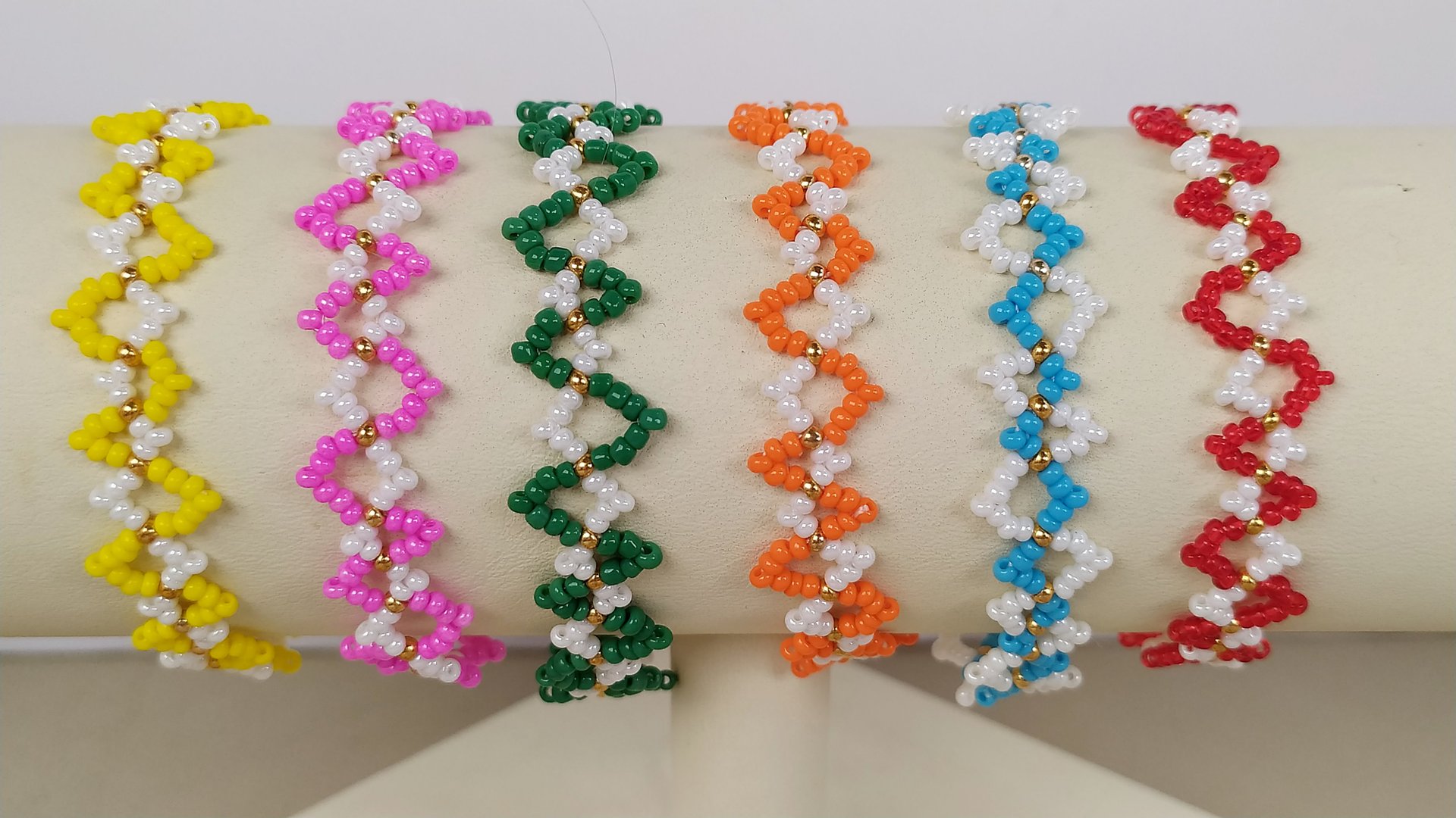 Украшения из бисера. Работы из бисера. Браслет из бисера.