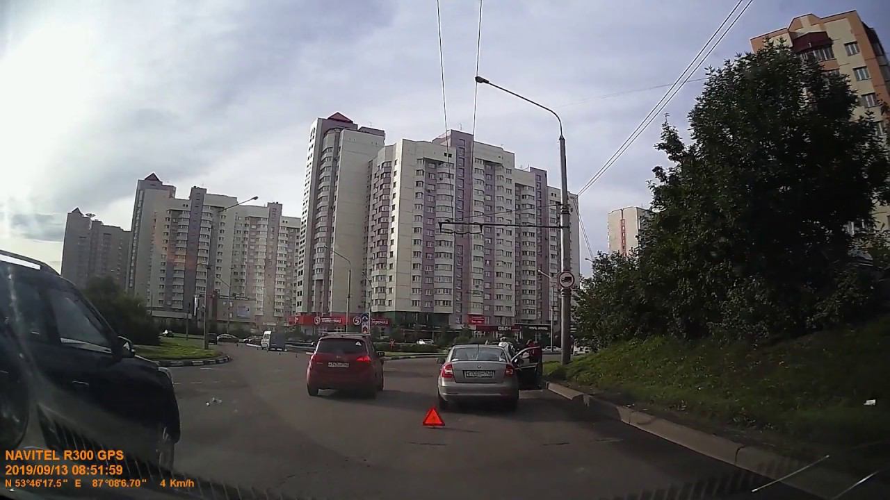 Новокузнецк. Два нарушения за 22 секунд. (04 повернул не там и 26 подрезал) + ещё с дороги.