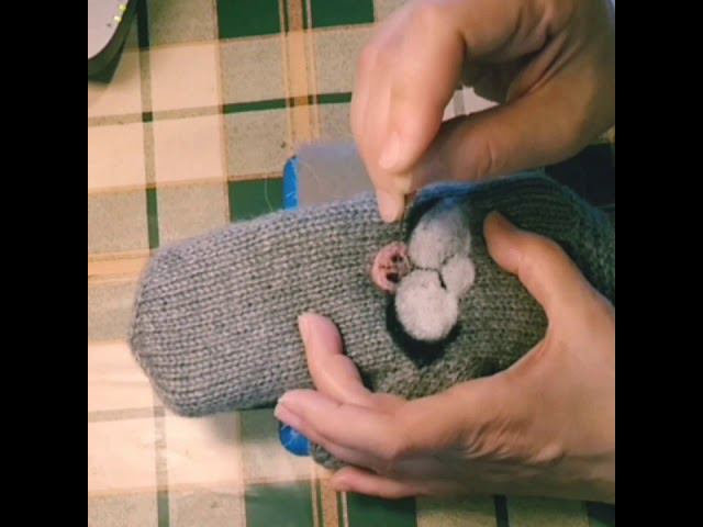 Приваливаю рисунок к варежкам. Сухое валяние.