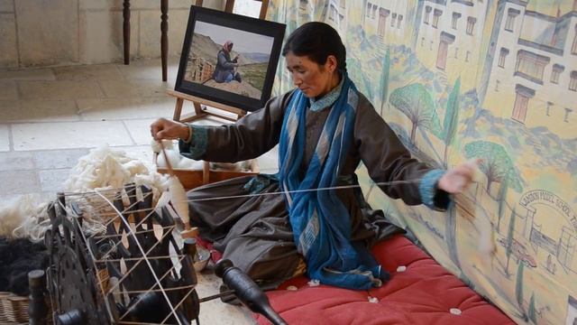 Прядение на веретене по-ладакхски | Церин, ладакхская пряха, пример быстрого и легкого прядения