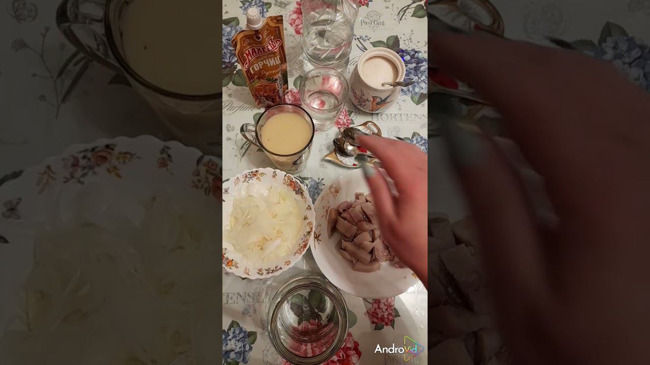 Мариную соленую селедку. Если селедка малосольная-добавьте в маринад соль.И регулируйте по вкусу!