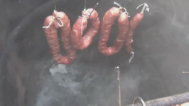 Колбаса домашняя . Стоит сделать такую колбаску, и уже покупную колбасу есть не захочется.