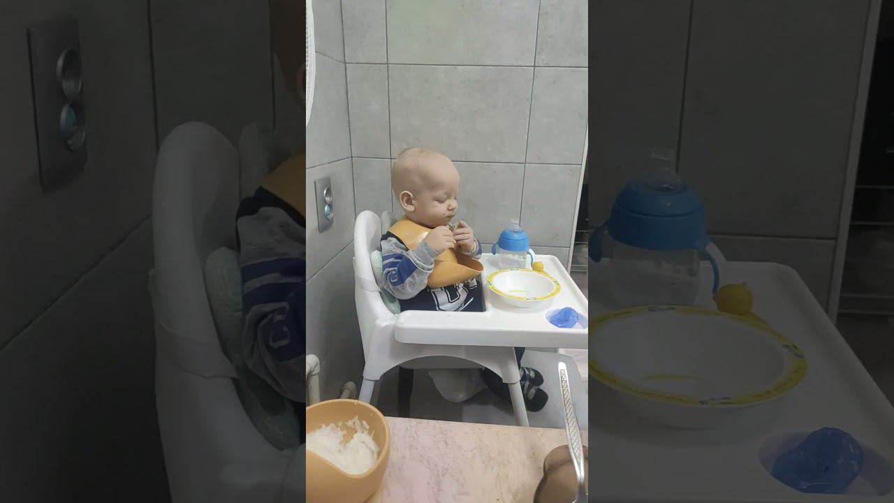 Арсюша ест пельмени