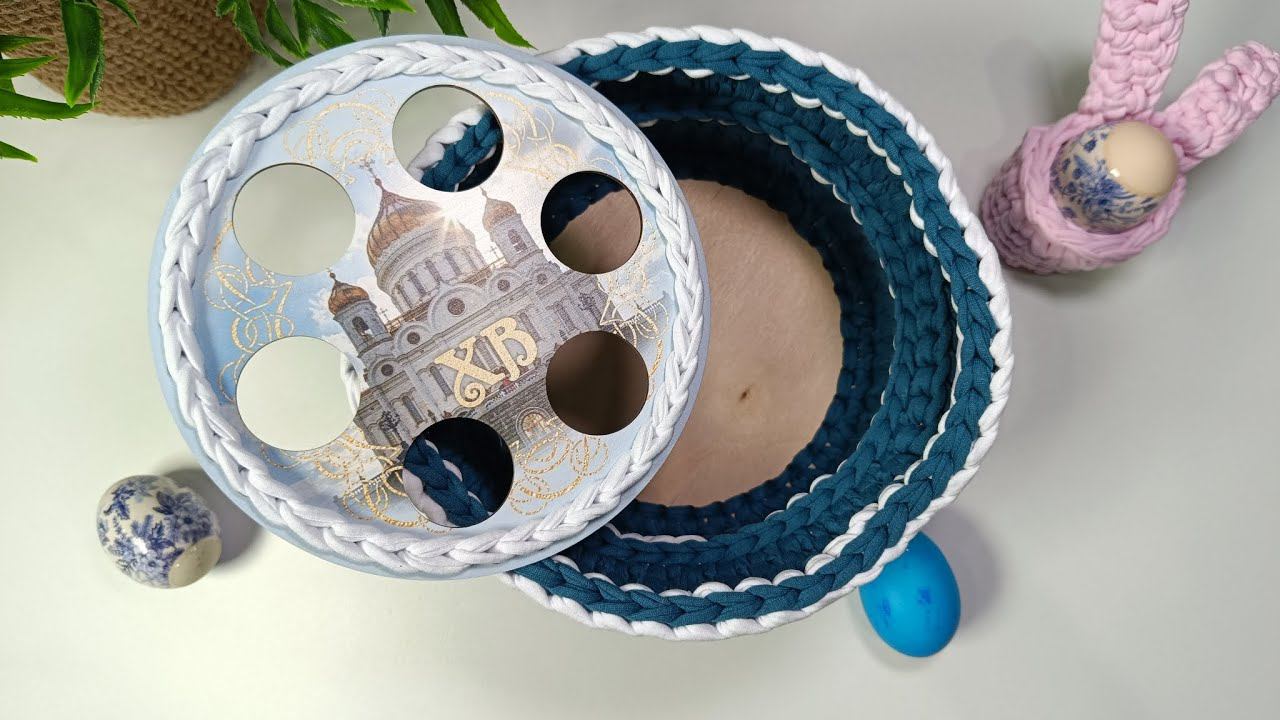 Пасхальная корзина с ручками и отверстиями под яйца