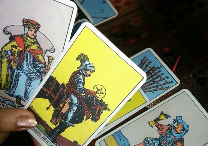 Романтичный и надежный: гадание на 1 мая