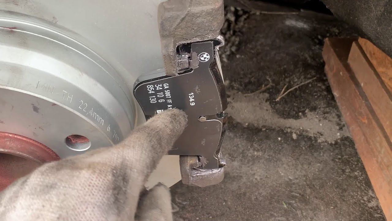 Замена передних тормозных колодок и дисков на BMW F30