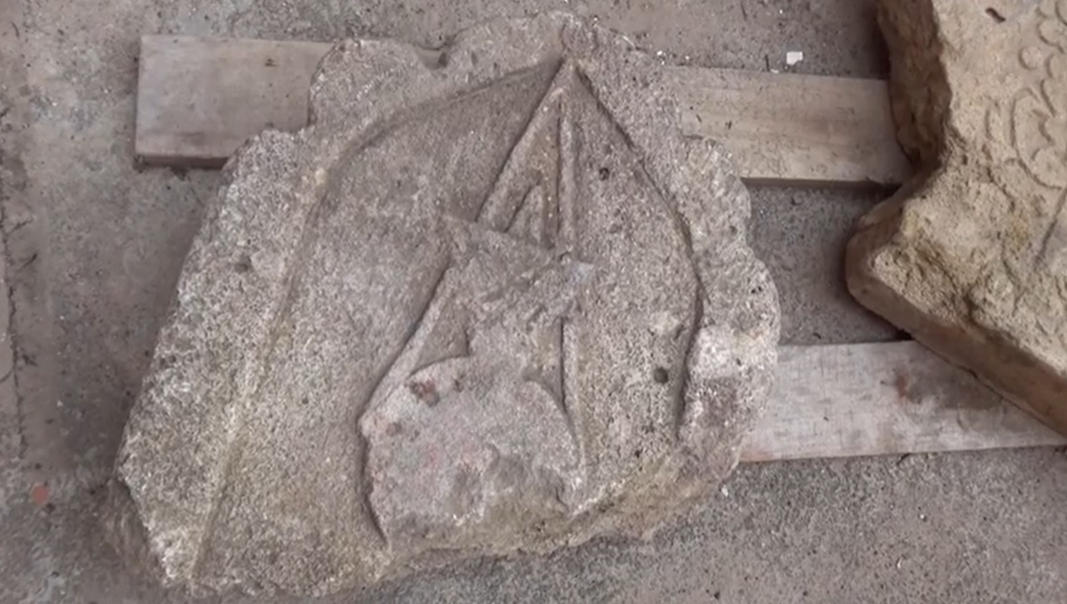 Подаренное музею каменное надгробие XIV века