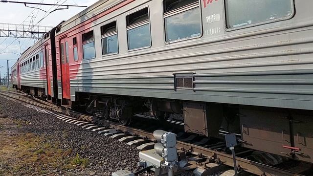 Электропоезд прибывает на станцию Рыбацкое