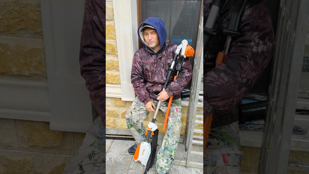 Стрижка изгороди и ёлок в дождь. #шорт #дача #diy #ландшафт #топиарий #топиар #туя