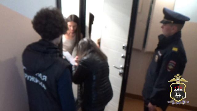 Полицейские вручают гражданам памятки по профилактике дистанционного мошенничества