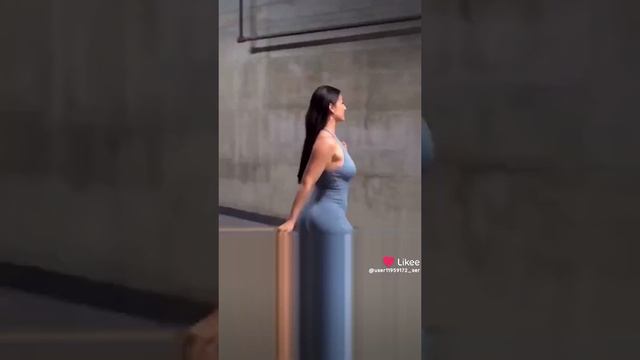 Модные,красивые девушки демонстрируют себя в красивой,модной одежде.