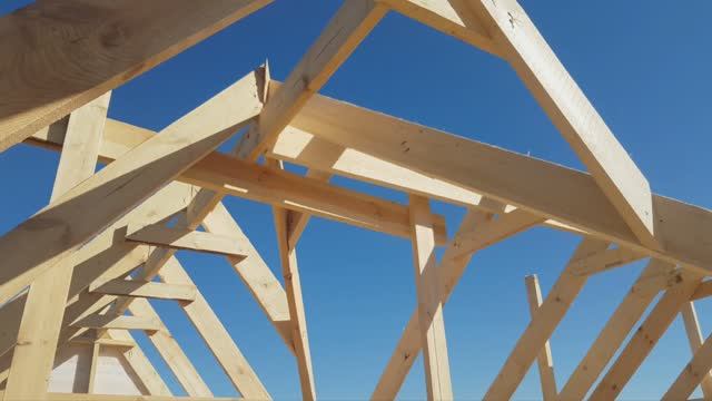 Заказ-Дом: монтаж трех фронтонов на двускатной крыши дома, стропильная система три фронтона