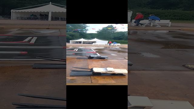 Радиоуправляемые машины преодолевают препятствие