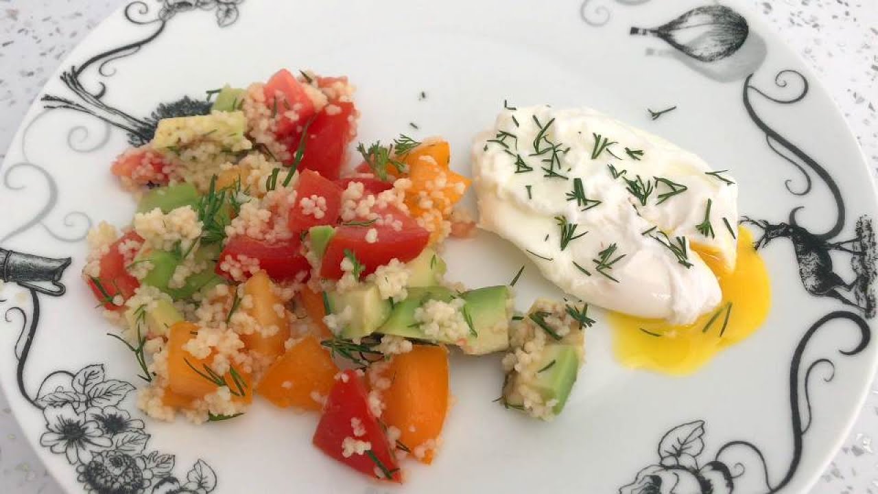 Весенний салат из авокадо с кускусом и яйцом Пашот!