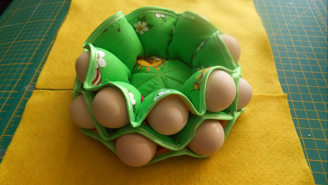 Пасхальные сувениры своими руками - подставка для яиц