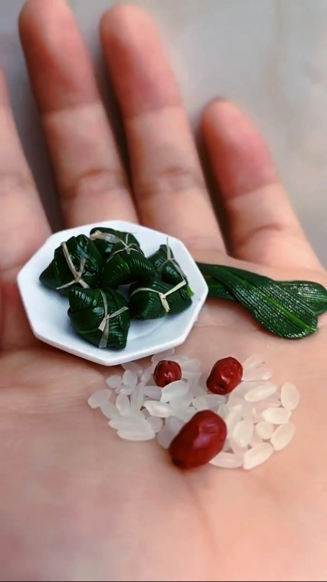 Как слепить из пластилина миниатюрную еду для кукол